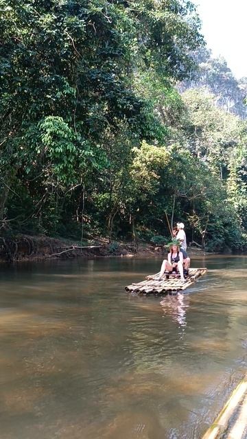 Прогулка на плотах по реке в Национальном парке Као Сок, Тай (Floating on Bamboo Rafts in Kao Sok)