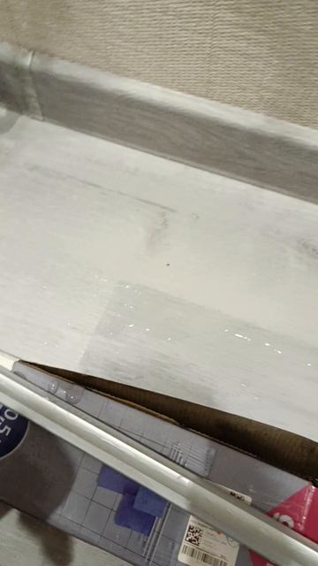 VID_20260117_001450  в местах стекания конденсата с подоконников отклеились обои