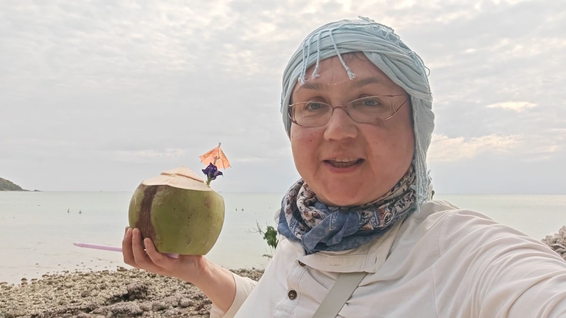 Тайланд, Паттайя. Закрытый военный пляж Сай-Кео. Американо со льдом в кокосе и нашествие обезьян