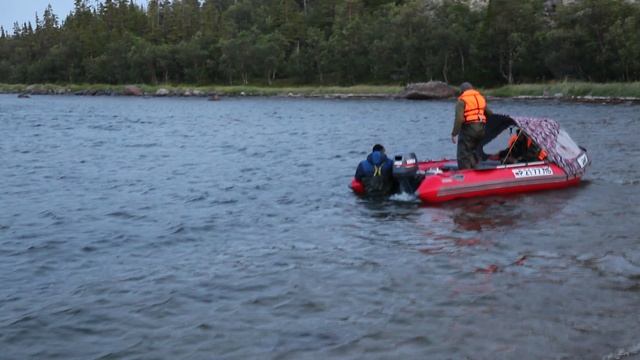 © "Конкурс Мис СПБ 2012. Вадик толкает лодку мимо камней."Экспедиция "Наследие Гипербореи" MVI_0311