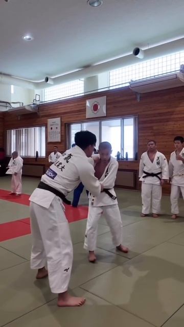 Один из вариантов срыва захвата партнёра в разносторонней стойке. Дзюдо