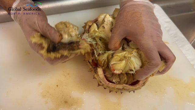 Раскалывать свежесваренные ноги камчатского краба — одно из самых приятных удовольствий