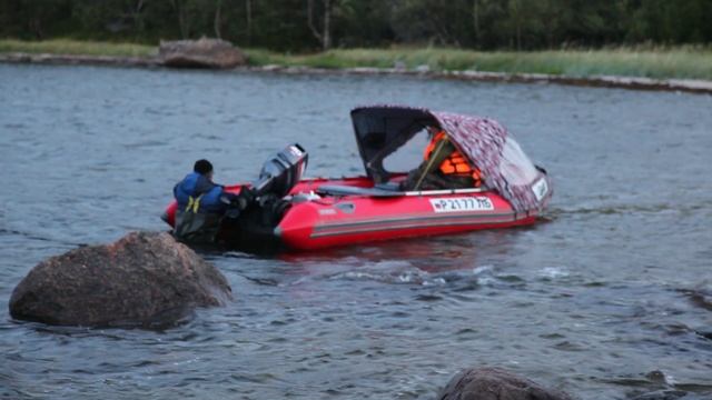 © "Конкурс Мис СПБ 2012. Вадик толкает лодку мимо камней."Экспедиция  "Наследие Гипербореи" MVI_0308