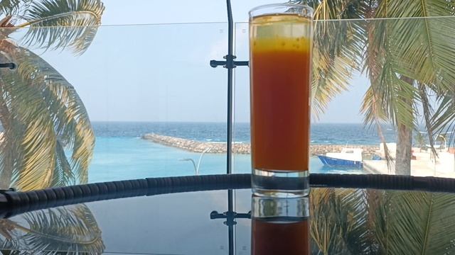 Местный сок из тропических фруктов (Камаду, Мальдивы, январь 2026)