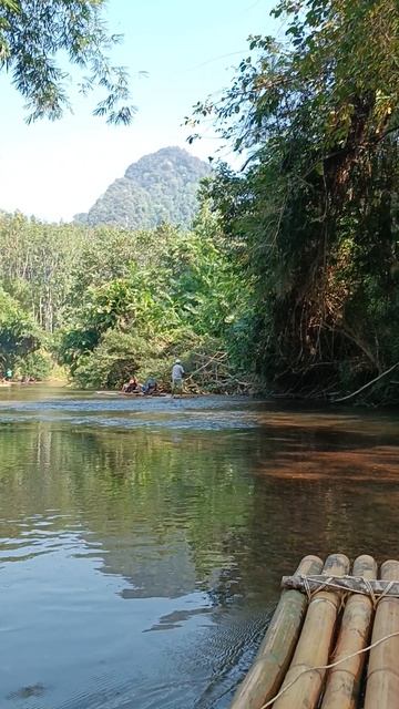 Прогулка на плотах по реке в Национальном парке Као Сок, Тай (Floating on Bamboo Rafts in Kao Sok)
