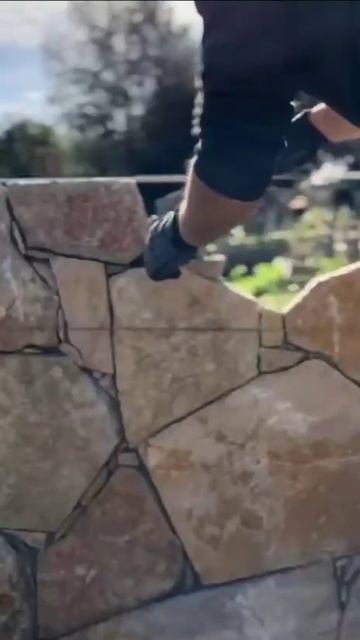 Укладка забора из натурального камня.