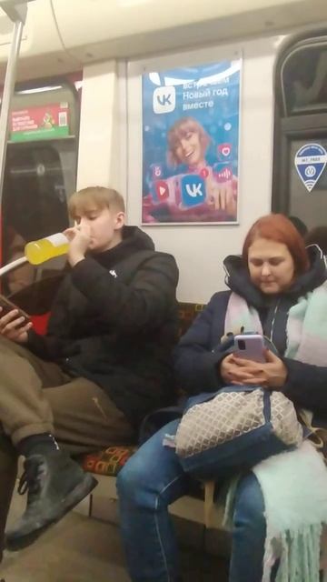 Леди и джентльмен - пить иль не пить - вот в чём вопрос?! Мгновение жизни в метро (шутка юмора)