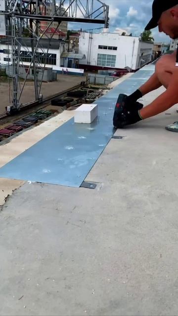 Установка отливов на плоской крыше.