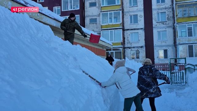 РОДИТЕЛИ ВОСПИТАННИКОВ ЕЛИЗОВСКОГО ДЕТСАДА № 9 СОБРАЛИСЬ, ЧТОБЫ ОТКОПАТЬ САДИК • БЕЗ КОММЕНТАРИЕВ