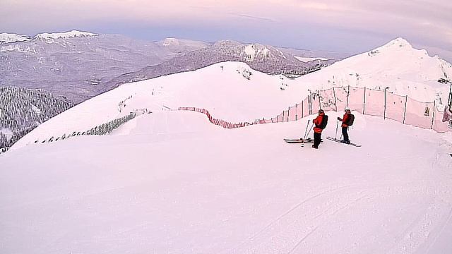 Высота 2320.Еще 7ч50мин а лыжники уже поехали.Молодцы. Сочи