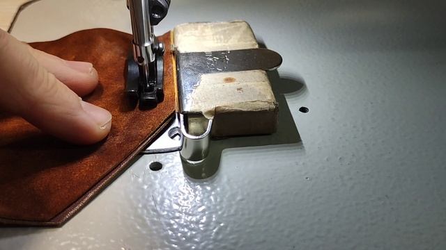 Изготовление чехла для банкетки из старого кожаного женского чехла.