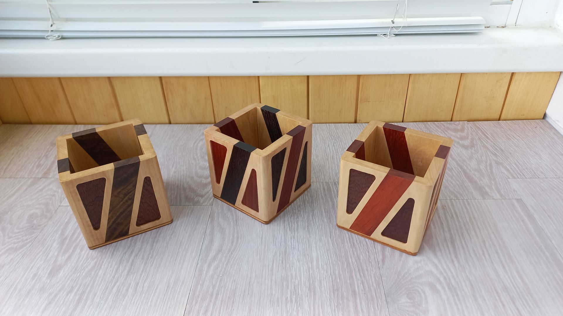 Карандашницы с ламелями из ценных пород дерева и вставками из шпона