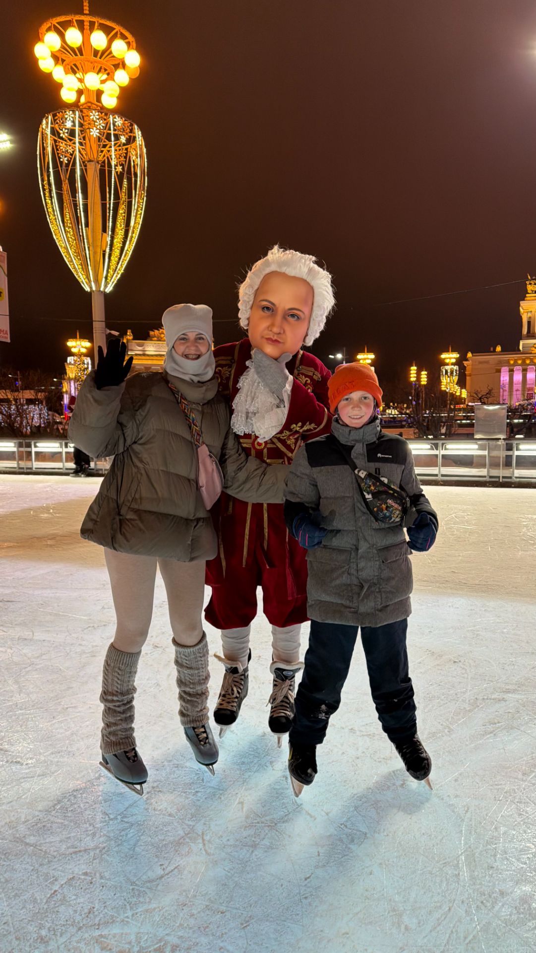 Лёд и огни ночного катка ВДНХ. Как это выглядит?