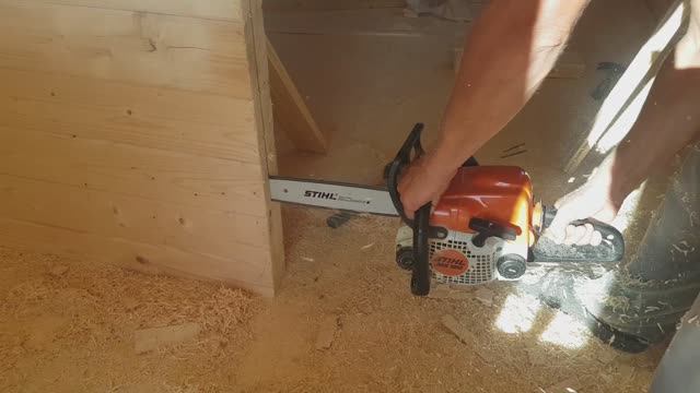 Установка деревянных роек в оконные и дверные проемы сруба бани - что такое шиповка или обсада