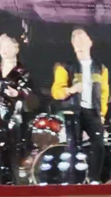 За стеклом :)🏃♀🎤🎸🏛 Выступление на катке 2 января 2026, г. Екатеринбург, пл.1905 г.