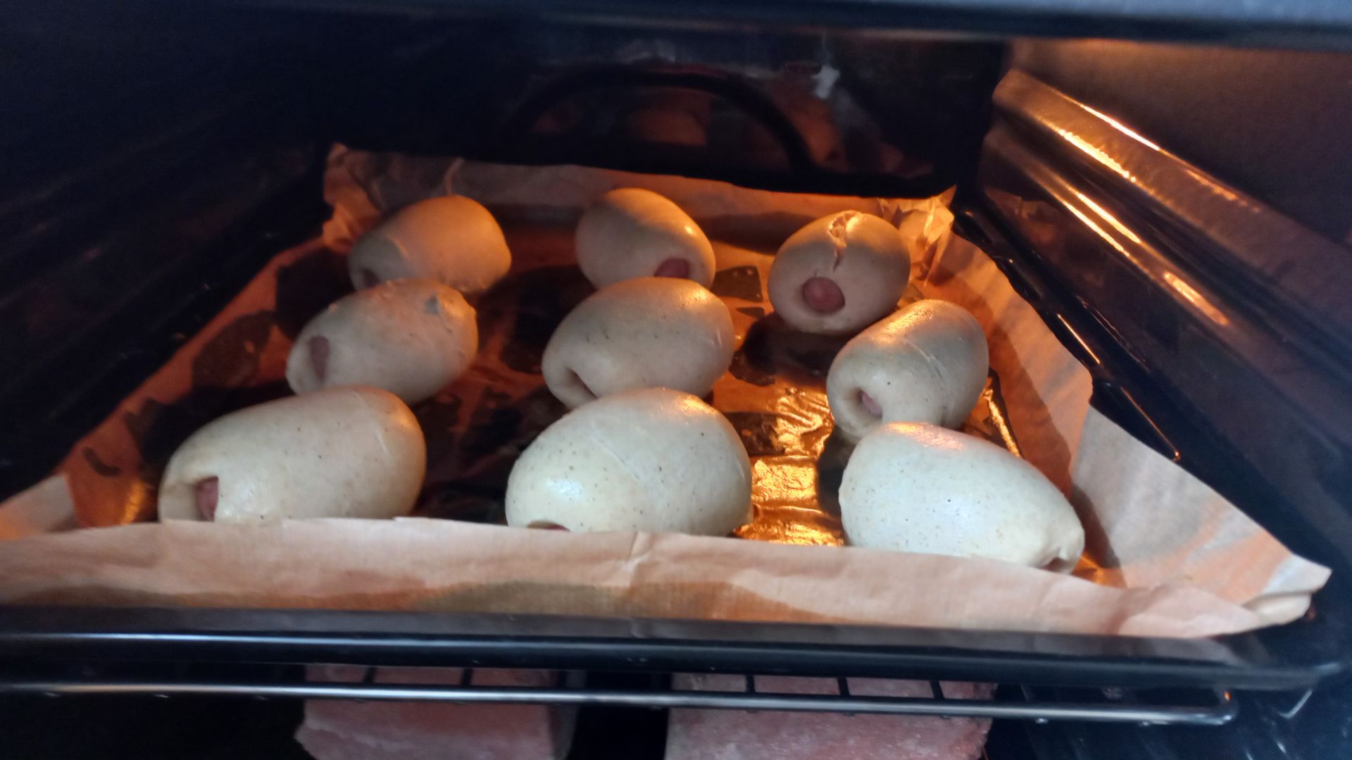 Сосиски в тесте. Тесто с добавлением цельнозерновой муки из хлебопечки Panasonic SD-YR2540