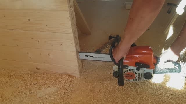 Установка деревянных роек в оконные и дверные проемы сруба бани Пестово, что такое шиповка и обсада