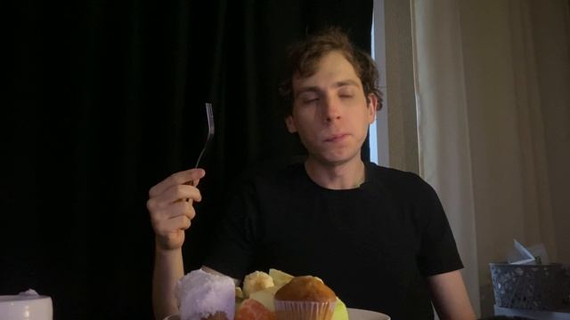 Фрукты + эклер + мафин, ем в свое удовольствие