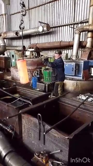 Почему горячую сталь гасят в масле?