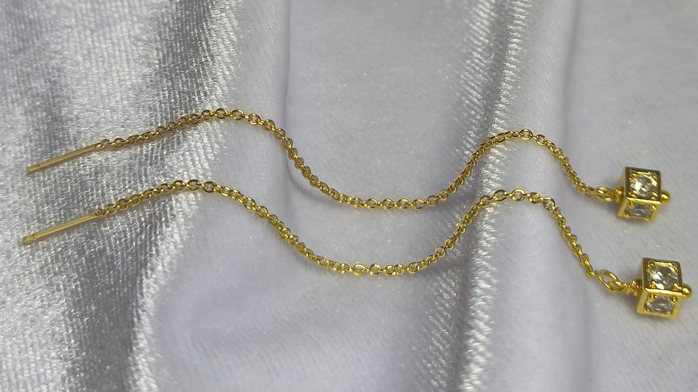 Серьги-гвоздики (пусеты) с цепочками и кубическими подвесками. Больше информации  ➡ https://t.me/tok