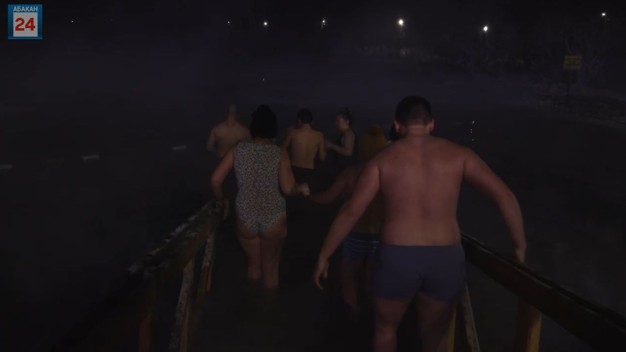 Мороз за 30 не помеха: жители столицы Хакасии совершили обряд Крещенских купаний