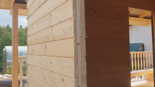 Деревянные ройки или металлические уголки для деревянных проемов сруба из профилированного бруса