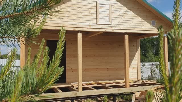 Строительство сруба бани на заказ из профилированного бруса под усадку от компании из Пестово