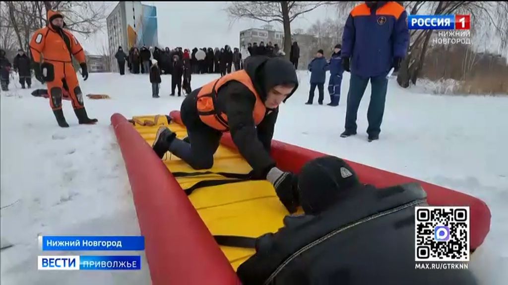 Спасатели МЧС показали школьникам, как помочь провалившемуся под лед человеку