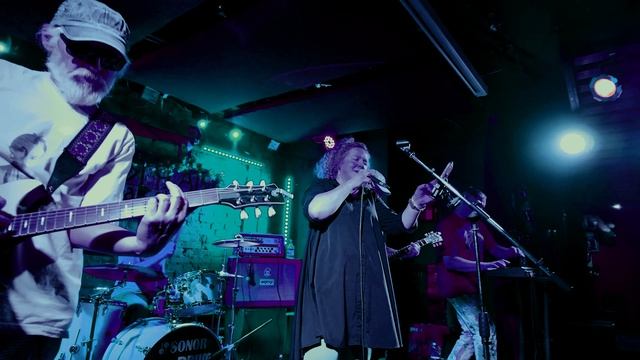 Женщина с Бородой  -  Пока не рухнуло небо