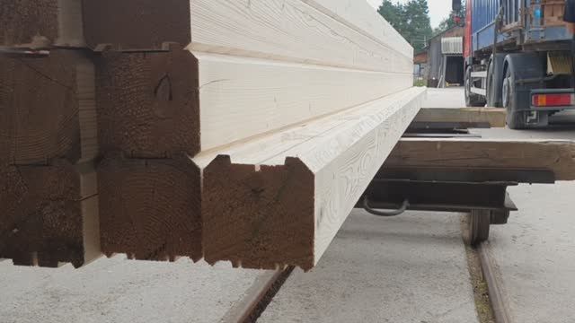 Финский профиль производство сухого профилированного бруса с компенсационными пропилами в Пестово