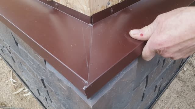 Чем закрыть цоколь фундамента на сваях и столбах, облицовка фасадными панелями и монтаж водоотливов