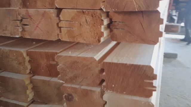 Сколько стоит профилированный брус с компенсационными пропилами для строительства бани под ключ