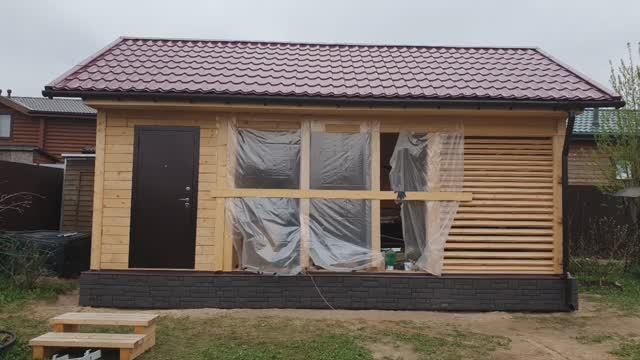 Монтаж фасадных панелей при отделке фундамента и продухи для цоколя, фасадная отделка свай и тумб