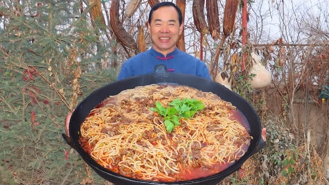 Самая острая рисовая лапша на свете! Густой соус и огромный кусок говядины. Кухня Китая