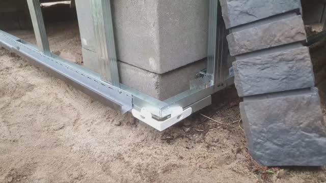 Для чего нужен стартовый угол, как установить и крепить фасадные панели при отделки фундамента