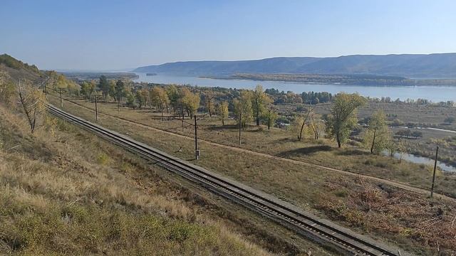 Поезда на фоне Жигулевских гор.