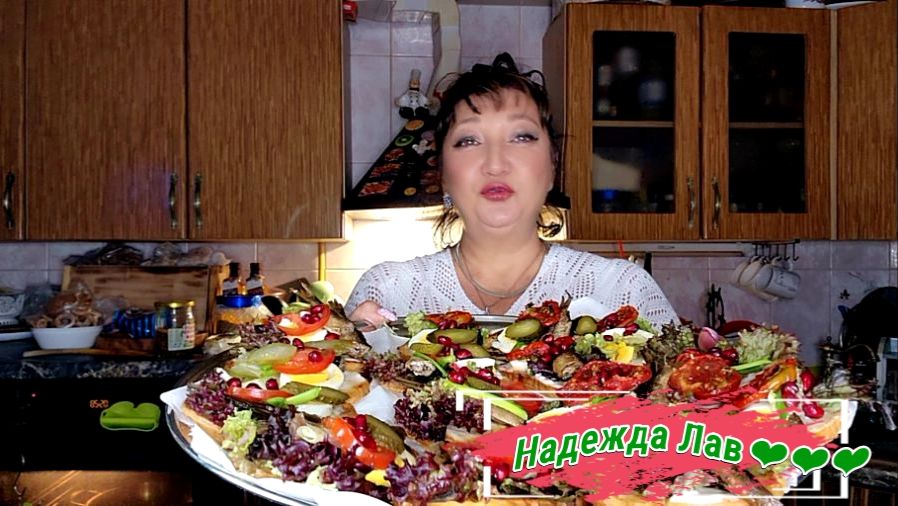 Бутерброды со шпротами; красочное сочетание вкуса