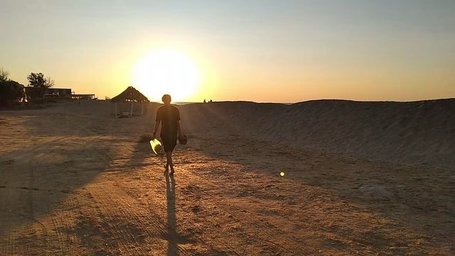 Идем по песчанной косе между озером и Азовским морем в станице Голубицкая