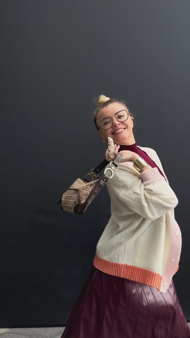 Озорная фэшиониста на стритстайле  #модныепоказы #fashion #стритстайл #streetstyle