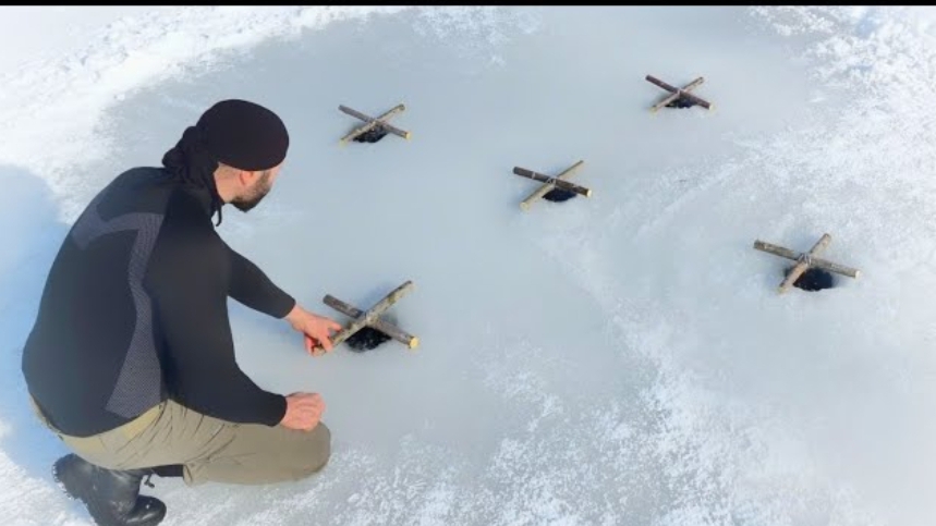 Рыбалка на замёрзшем озере .