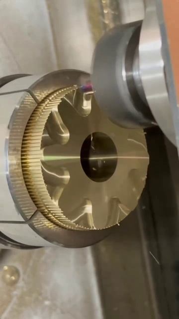 Токарный станок SL-X с ЧПУ, обрабатывает звездочку по оси C. Фрезерование + Высокоскоростная фреза .