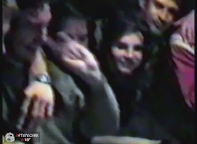 Конец 80-х, наша дворовая компания... Нам по 20 лет.