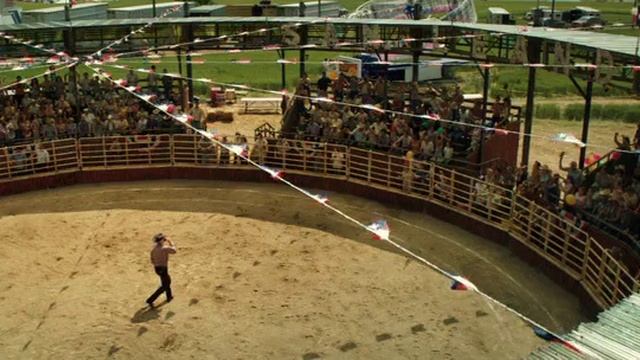 Живая сталь.Бой быка против робота на ярмарке.