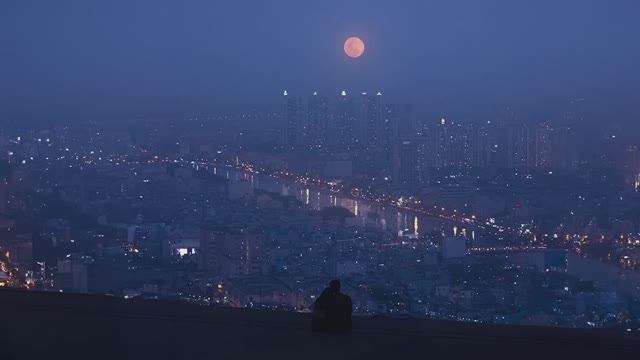 how it feels to be alone in a big city.