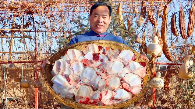 Огромные говяжьи коленца с домашними поджаренными хрустящими булочками! Аппетитные. Кухня Китая