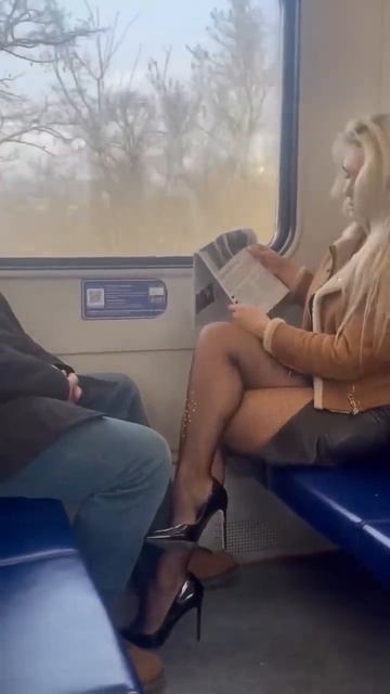 Просто поездка в метро. Блондинка. Может быть Москва, может Лондон, может Париж...