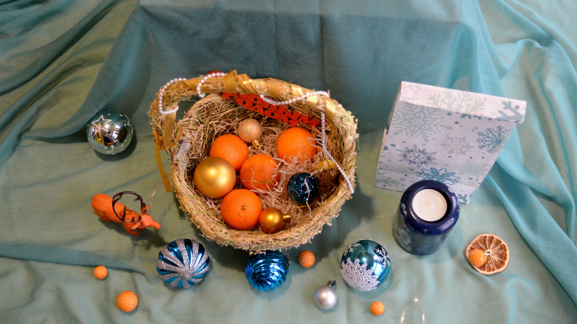 Новогодняя композиция с мандаринами