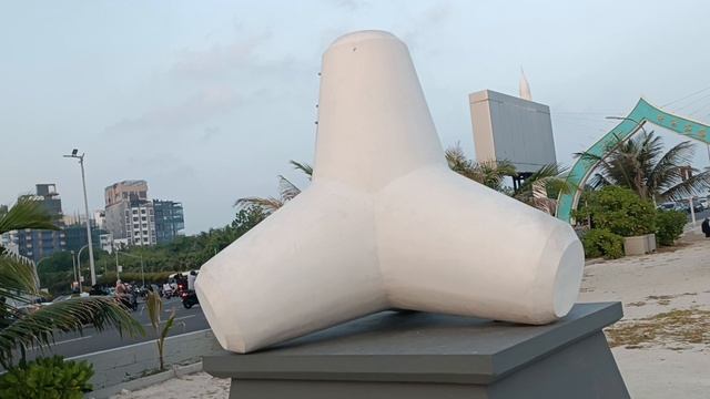 Тетрапод - памятник морской стене, Мале Мальдивы (Tetrapod Stone - Sea Wall Monument, Male, Maldives
