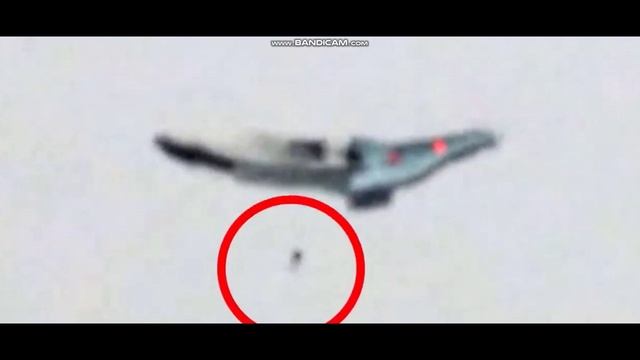 НЛО спускает на землю пришельцев или аппараты-разведчики