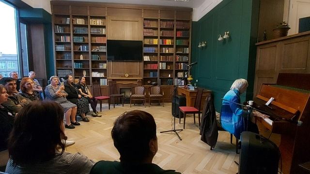 Красивая мелодия на фортепиано в Квартире Академика